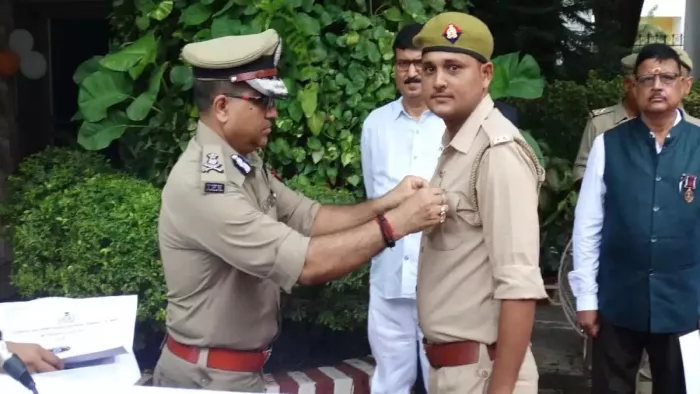 वाराणसी के एडीजी जोन राम कुमार ने कानून व्यवस्था को बनाए रखने के लिए ...