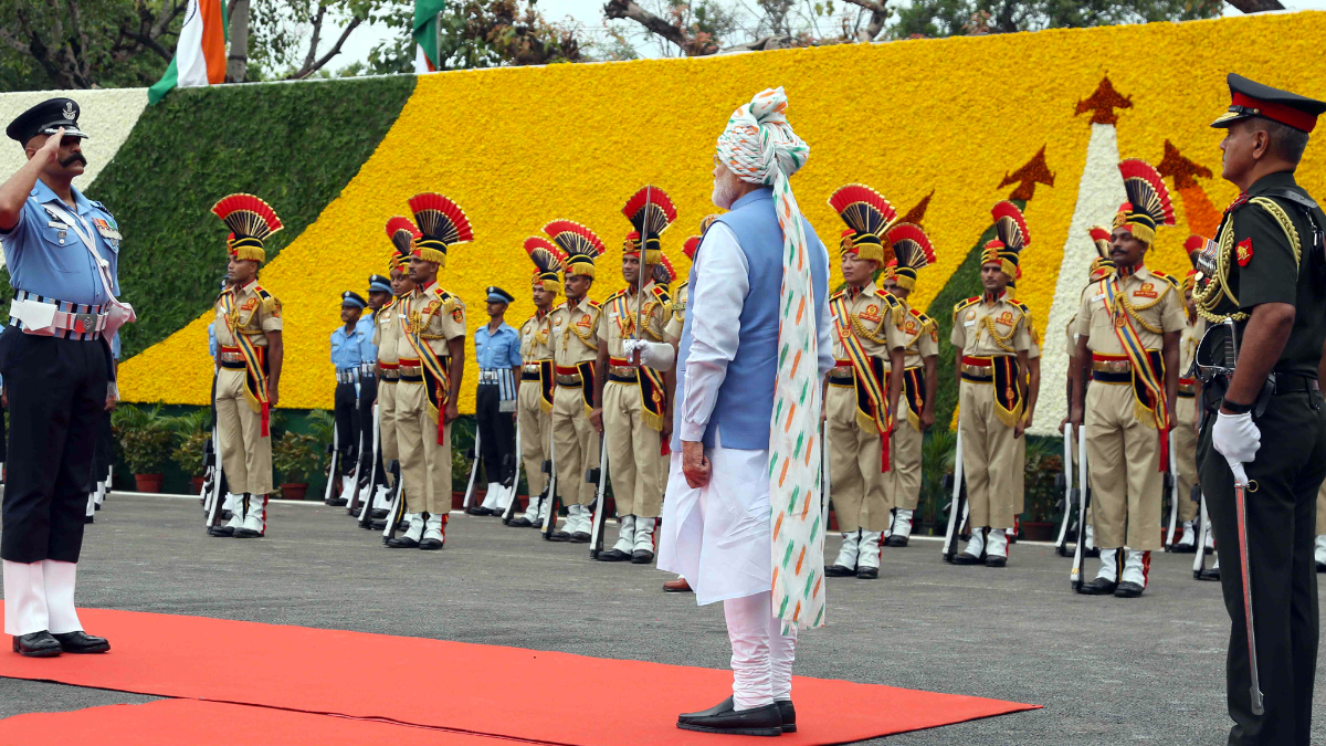 PM Modi Dress Attire: इस बार भी सुर्खियों में रहा पीएम मोदी का लुक ...