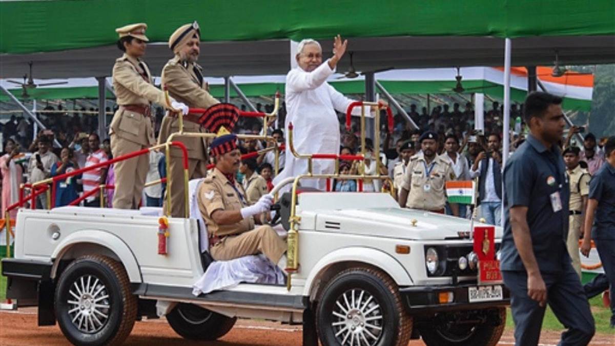 Bihar : CM नीतीश कुमार की सुरक्षा में चूक? संबोधन के समय एक युवक ने ...