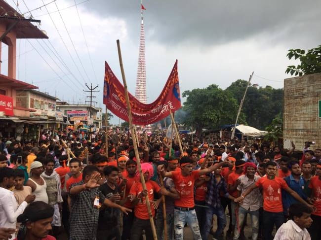 झंडोत्सव में डूबा रीगा, भक्ति का माहौल - a large number of people ...