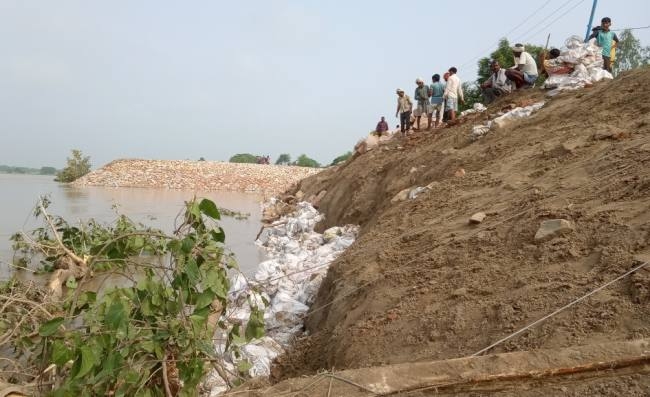भिखारीपुर सकरौर तटबंध का एक मीटर हिस्सा नदी में समाया - भिखारीपुर सकरौर ...
