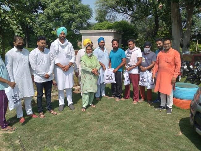 गांवों में ऑक्सीमीटर बांट रही है आम आदमी पार्टी मानूके - Aam Aadmi ...