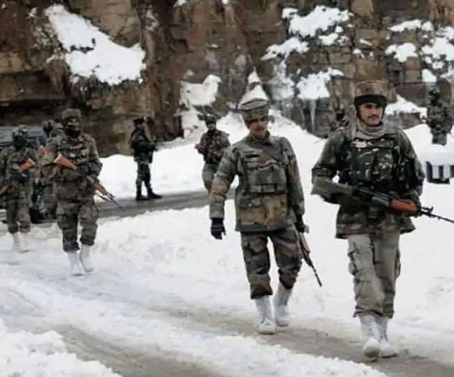 चीन के साथ भारी तनाव के बीच लद्दाख में एलएसी पर सर्दियों में भी डटी ...