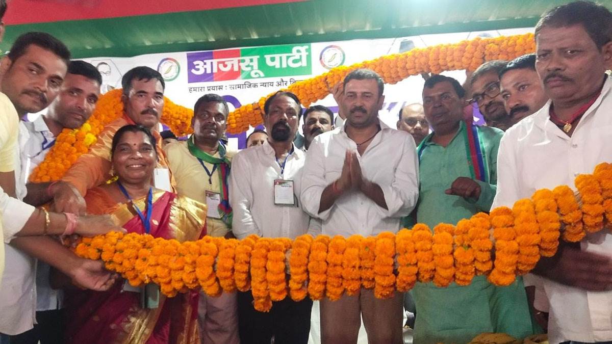 हेमंत के मास्टर स्ट्रोक के बीच आजसू का प्रमंडलीय शपथ ग्रहण समारोह शुरू ...