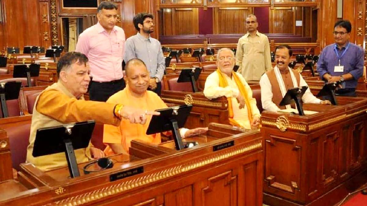 UP Assembly Session 2022: विधायकों के हाथ में कागजों का पुलिंदा नहीं ...