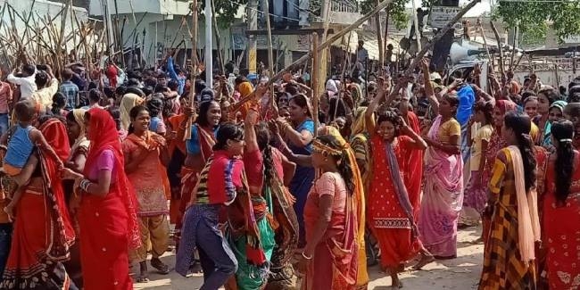 आस्था पर चला पुलिस का डंडा तो भड़का लोगों का आक्रोश - Policechar(39)s ...