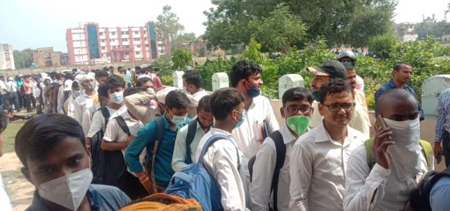 शिक्षक भर्ती के लिए लगा मेला, भूले शारीरिक दूरी