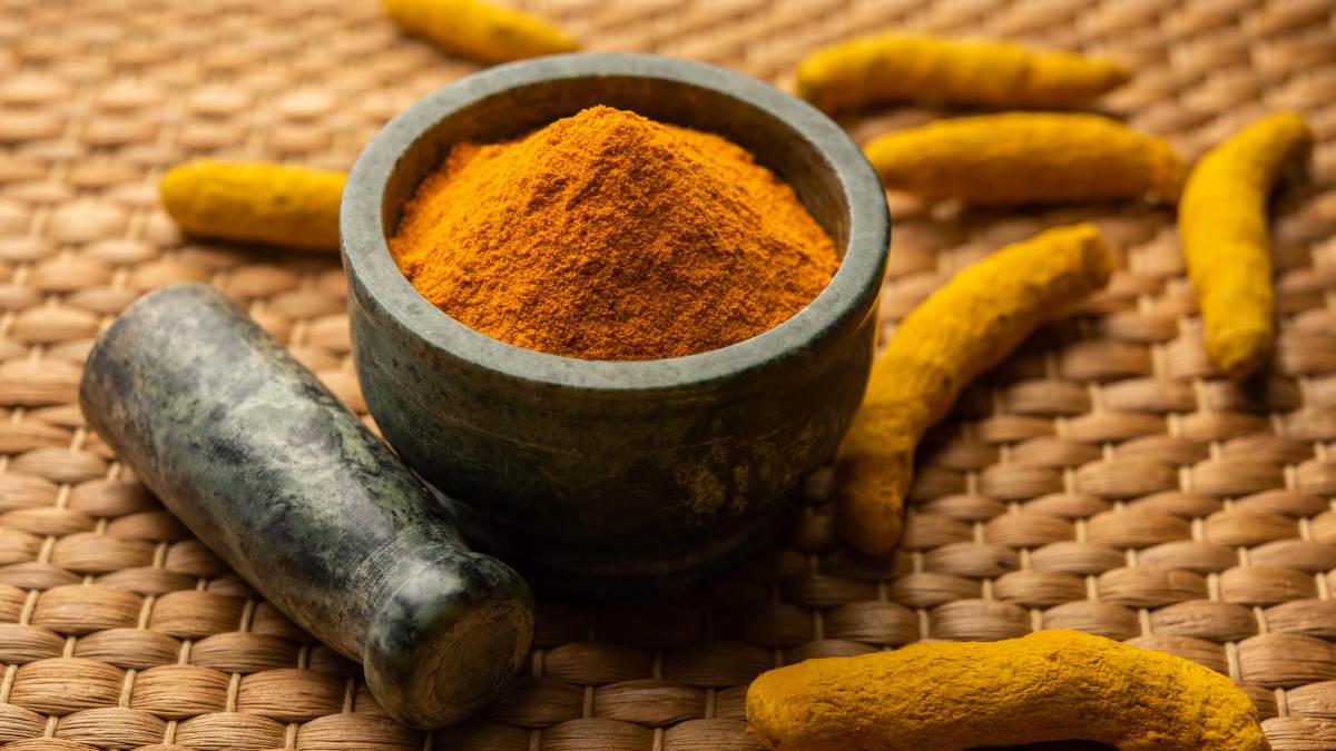 Haldi Skin Benefits: हफ्तेभर करें हल्दी का इस्तेमाल और पाएं चेहरे पर ...