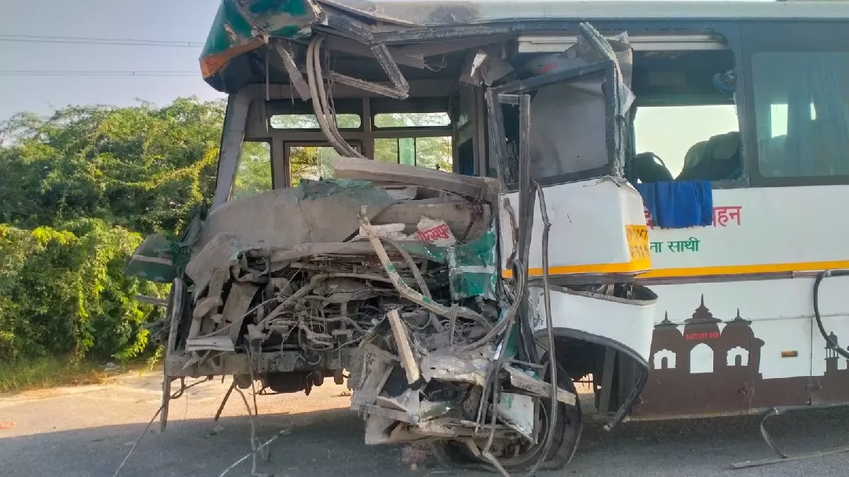 Kannauj Accident: एक्सप्रेस-वे पर ट्रैक्टर ट्राली-बस की भिड़ंत पर रुकी ...