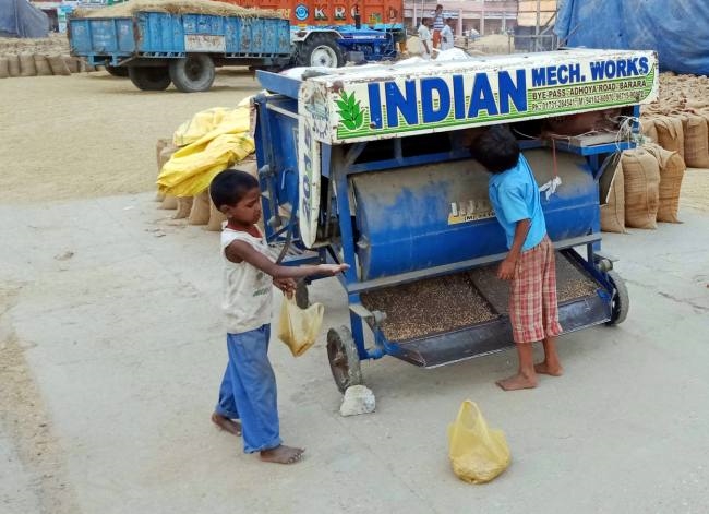 मजबूरी मे बच्चे कर रहे हैं बाल मजदूरी, बाल दिवस का नहीं ज्ञान ...