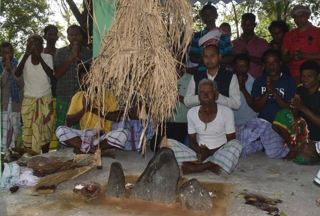 गोड पूजा के साथ सोहराय पर्व शुरू - Santhal Samaj performed God Puja ...