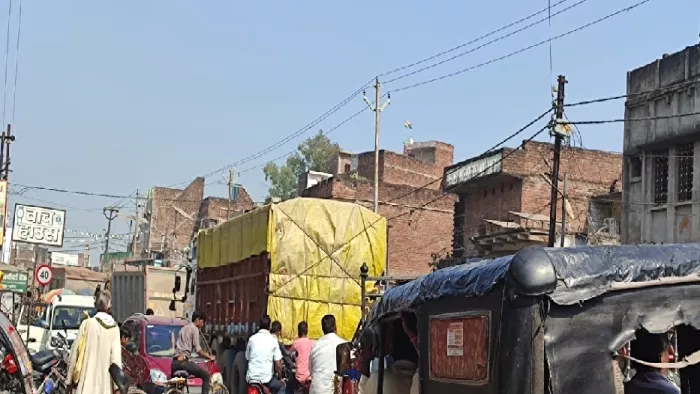 Banda News: नहीं रुका औगासी पुल पर मौरंग के ओवरलोड वाहनों के निकलने ...