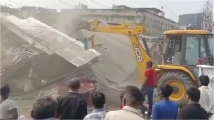 Video: बेगूसराय में अतिक्रमण हटाने गई टीम ने तिरंगे पर चला दिया बुलडोजर ...