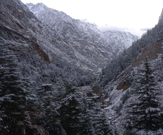 Snowfall In Uttarakhand: पहाड़ों ने ओढ़ी बर्फ की सफेद चादर, तस्वीरों ...