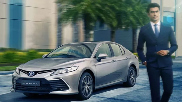 नई Toyota Camry Hybrid हुई पेश, गाड़ी TNGA-K आर्किटेक्चर पर बेस्ड कई दमदार फीचर्स से लैस - New ...