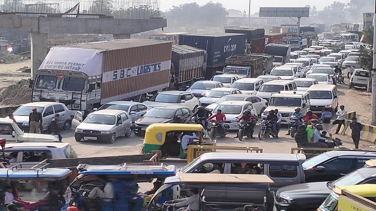 Kanpur Lucknow Highway पर भीषण जाम, रेंग रहे हैं वाहन; एक घंटे में तय ...