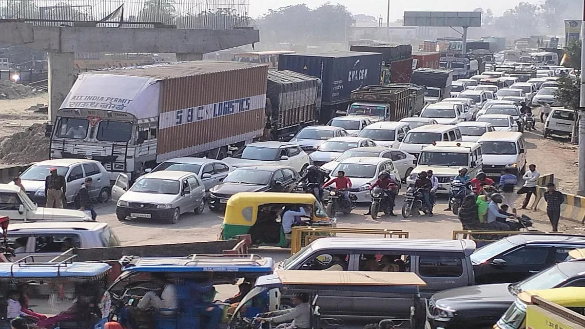 Kanpur Lucknow Highway पर भीषण जाम, रेंग रहे हैं वाहन; एक घंटे में तय हो पा रही है एक किमी की ...