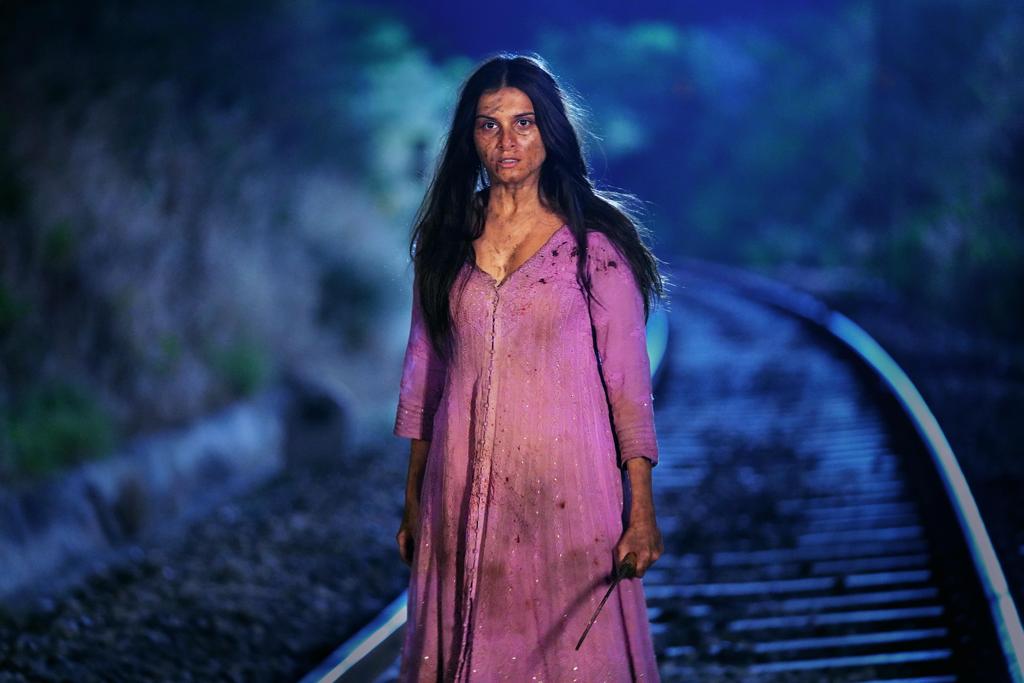 Apurva Review: सरवाइवल थ्रिलर की जान हैं तारा सुतारिया, दहशत में ...