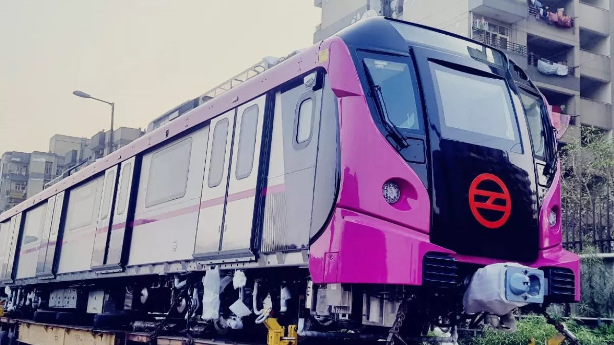 Delhi Metro के फेज चार कॉरिडोर के लिए पहली ट्रेन पहुंची दिल्ली, DMRC ने ...