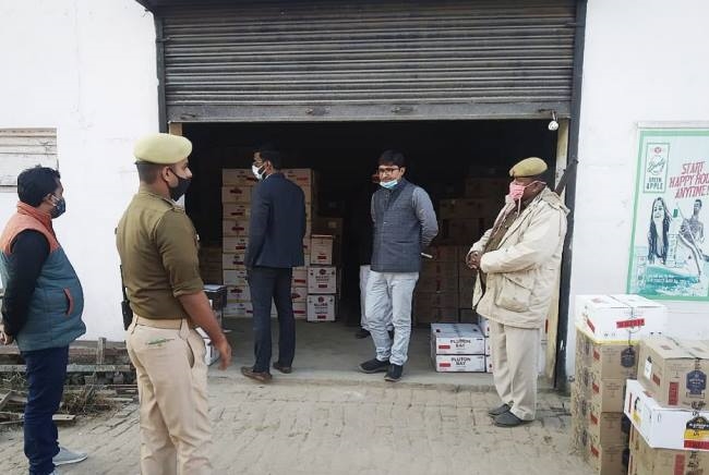 आबकारी गोदाम पर ज्वाइंट मजिस्ट्रेट का छापा - Joint magistrate raid on ...