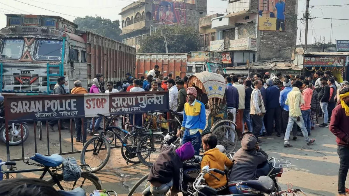 Chhapra News: जहरीली शराब कांड के बाद DM की बड़ी कार्रवाई, मशरक थाना ...