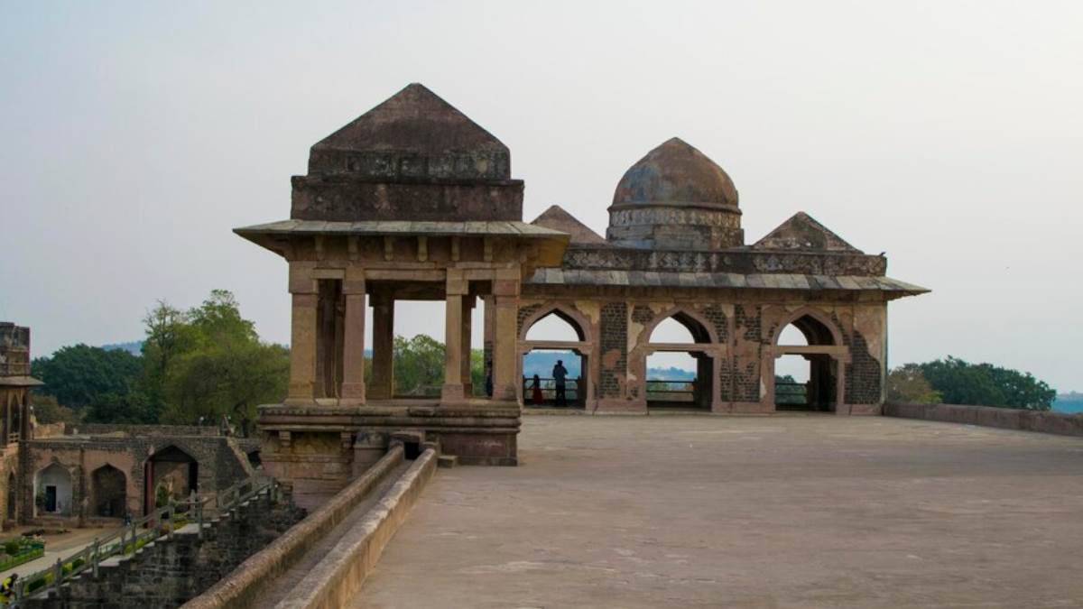 Madhya Pradesh Travel: दोस्तों के साथ करना है क्रिसमस ईवनिंग एंजॉय, तो ...
