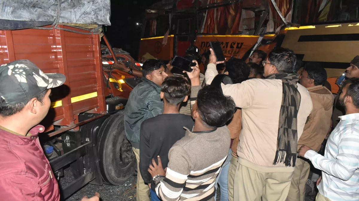 Unnao News: उन्नाव में भीषण सड़क हादसा, लोडर को टक्कर मारते हुए मिनी ट्रक पर पलटी स्कूली बस, 20 ...