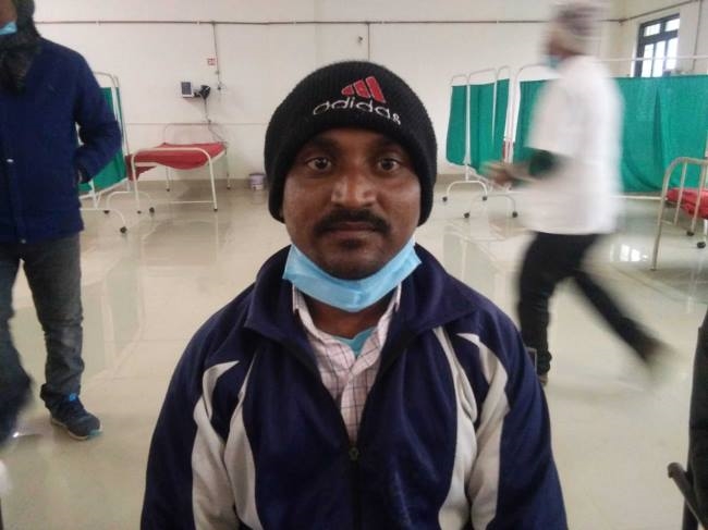 दलसिंहसराय में सफाईकर्मी मोहन मलिक को लगा पहला टीका - Cleaning worker ...