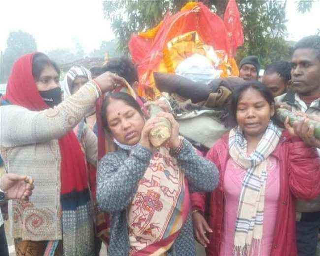 भाजपा विधायक पुष्पा देवी ने अपने पिता की अर्थी को द‍िया कंधा, पहुंचाया ...