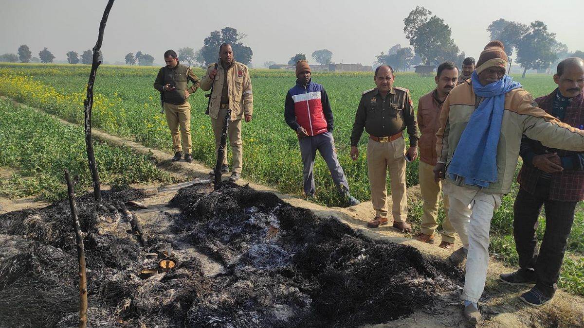 Aligarh: झोपड़ी में आग लगने से मजदूर की जिंदा जलकर मौत, खेतों की कर रहा ...