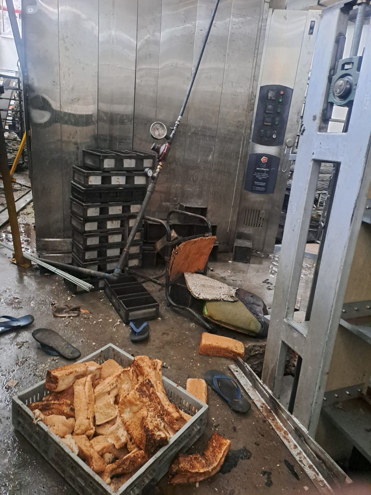 Agra Oven Explodes: आगरा की बेकरी में फटा ओवन, 13 कर्मचारी झुलसे ...