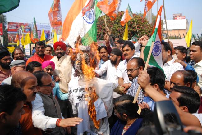 शहीदों को श्रद्धांजलि देने उमड़ पड़ा शहर, बदले की धधक रही आग