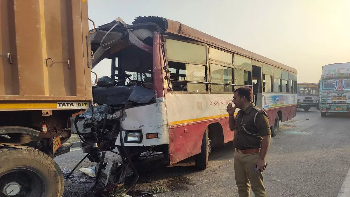 Unnao News: यूपी के उन्‍नाव में हाईवे पर खड़े ट्राला में पीछे से घुसी रोडवेज बस, 20 यात्री चोटिल ...