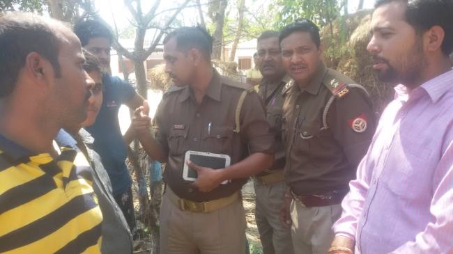 सांड़ के हमले में वृद्ध सहित तीन घायल - Three injured, including ...