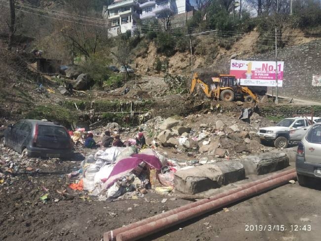 नाले को ही बना डाला डंपिग साइट