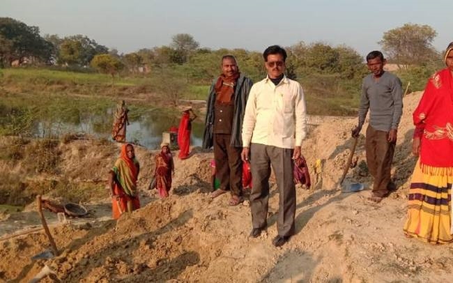 भूगर्भ जलस्तर बढ़ाने को मेरा तालाब की भावना से श्रमदान - All are doing ...