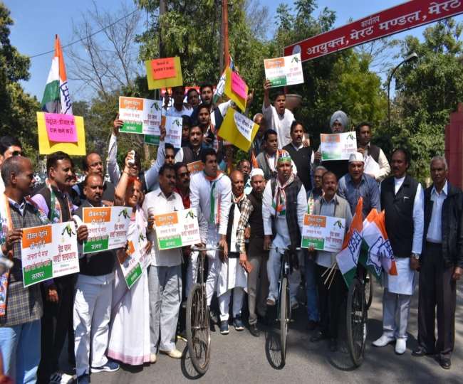 तेल कीमत पर कांग्रेस का प्रदर्शन, सरकार विरोधी लगाए नारे Meerut News ...
