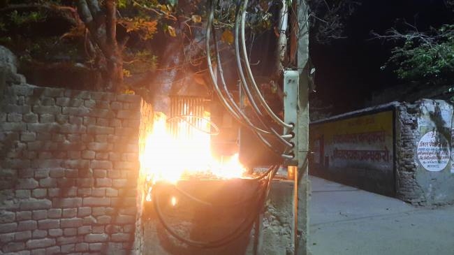 धू-धू कर जला ट्रांसफार्मर, आपूर्ति बाधित - Burnt transformers, supply ...
