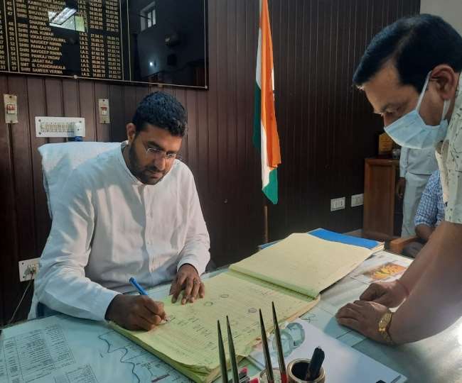 मेरठ के नवनियुक्त जिलाधिकारी दीपक मीणा ने कार्यभार संभाला, इलेक्ट्रिकल ...