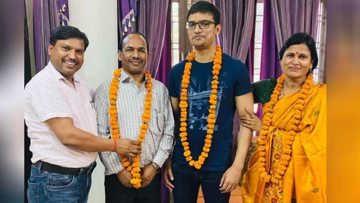 IAS बन देश की सेवा करेंगे हरदोई के अनिमेष वर्मा, दूसरे प्रयास में मिली ...
