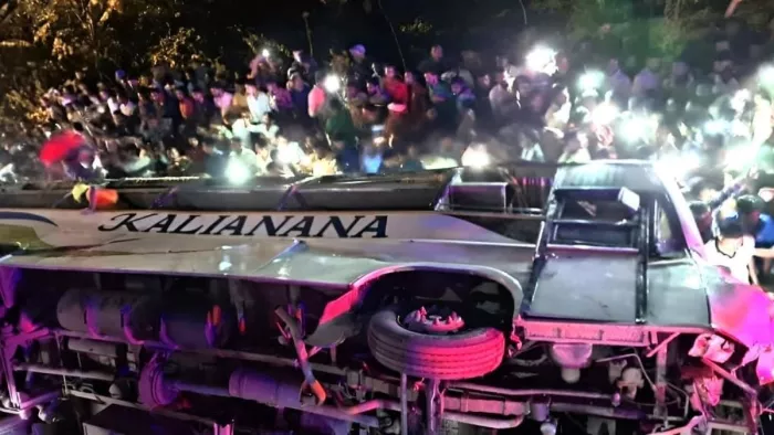Odisha Road Accident: जाजपुर में भीषण सड़क हादसा, ओवर ब्रिज से गिरी बस ...