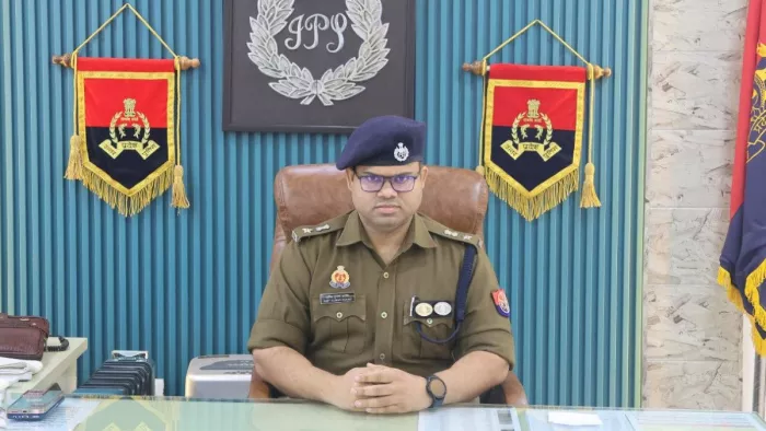 UP Police Transfer: एसपी अमित कुमार आंनद के एक्शन से मची खलबली, दो इंचार्ज हटाए; कई थानों में ...