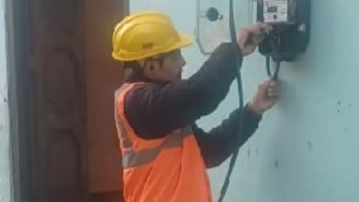 Smart Meters: घरों पर सीढ़ी लगाकर कनेक्शन काटने का झंझट खत्म, अब एक ...