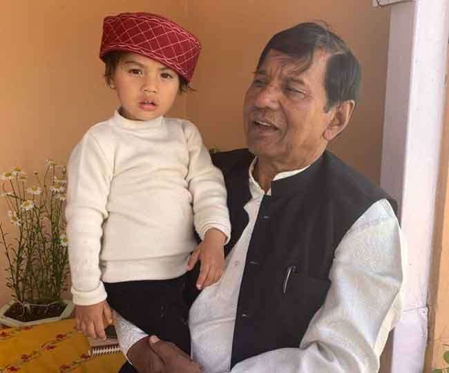 युवाओं को उत्तराखंड की संस्कृति से पहचान करा रहे हैं लोक गायक नरेंद्र ...