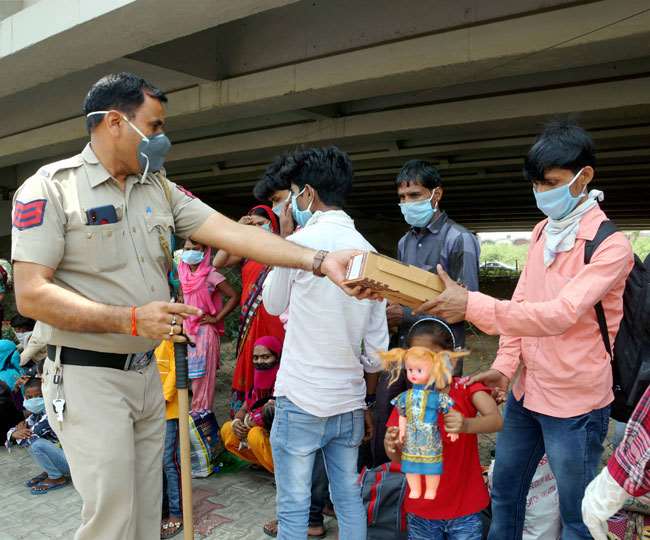 लॉकडाउन के बीच दिखाई दिया पुलिसिंग का मानवीय चेहरा बदला लोगों का नजरिया ...