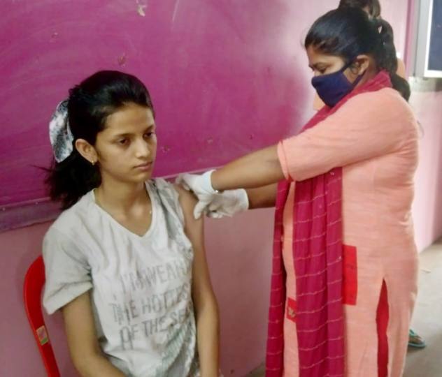 खलारी में निबंधन कराए 100, वैक्सीन लिए 77 ने - 100 made in Khalari, 77 ...