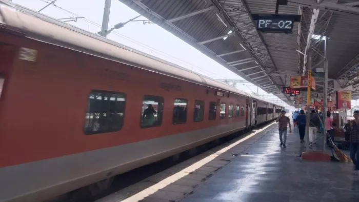 दिल्ली जा रही पद्मावत एक्सप्रेस पर पत्थरबाजी, लोको पायलट घायल; बड़ा ...