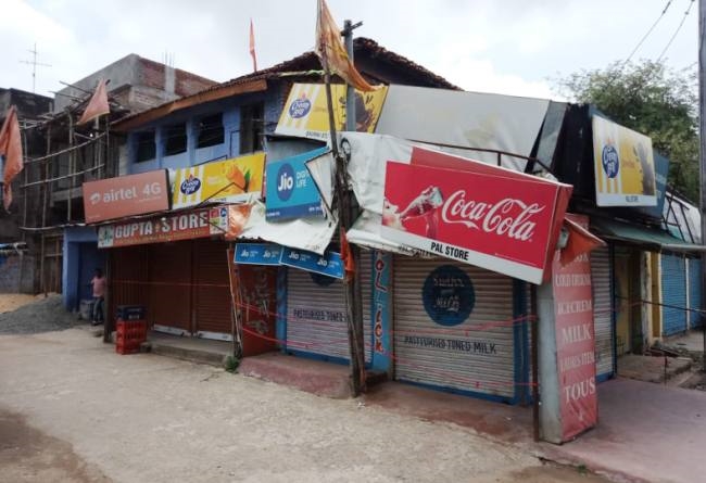 ..यहां कोलकोता से ट्रेन के आते ही बंद हो जाती है रेलवे स्टेशन की दुकानें