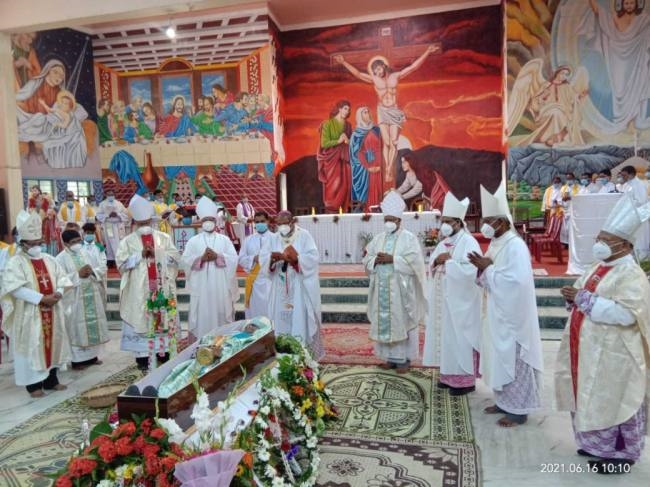 बिशप पॉल लकड़ा को नम आंखों से दी गई अंतिम विदाई - Bisjop Paul Lakra ...