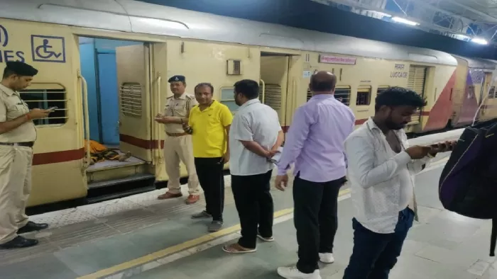 Narkatiaganj: तीन बच्चों को साथ लेकर ट्रेन के आगे कूदी मां की मौत; एक ...